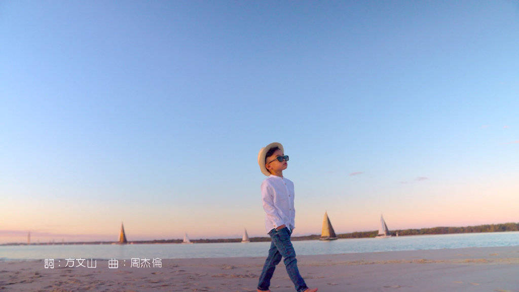Jay Chou's son appeared in the MV for "Pink Ocean", wearing sunglasses ...