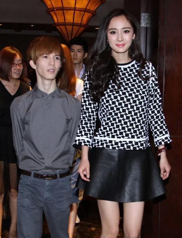 Yang Mi and Guo Jingming embrace each other intimately on the street ...