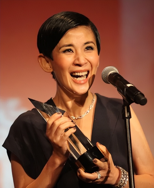 Wu Junru rarely posts family photos!The 16-year-old daughter is dark ...