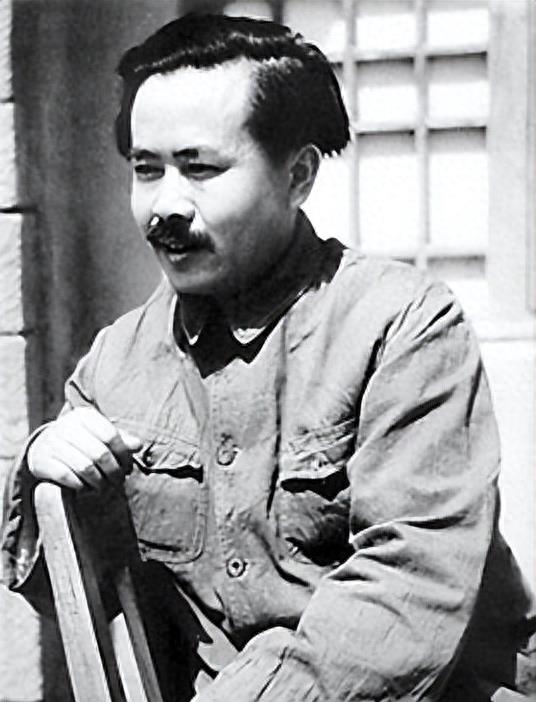 In 1959, Su Yu and Ye Jianying took a group photo in Lushan. Who was ...