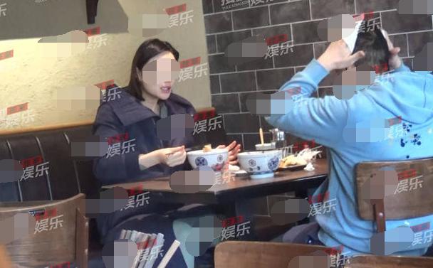 Li Yapeng accompanied his 19-year-old girlfriend to the hospital for a ...