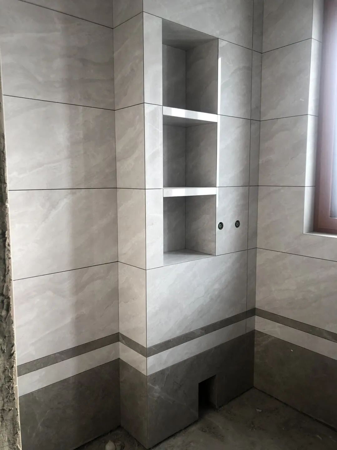 The bathroom alcove looks good when it is done like this, not too big ...