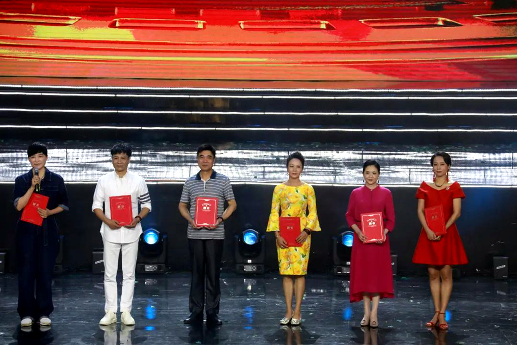 The movie couple Zhao Yue and Tong Fan both won the movie award, Zhao ...