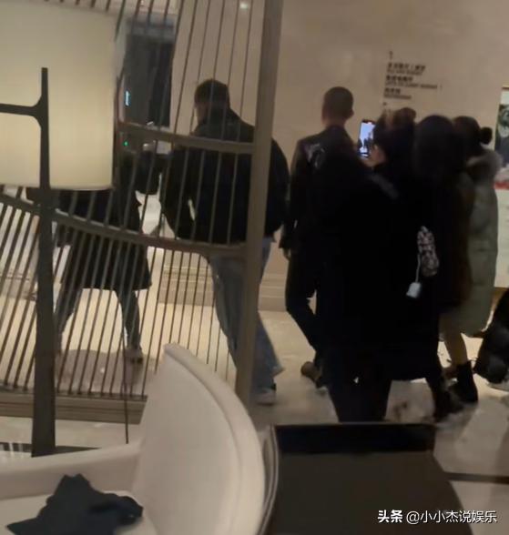 GAI Zhou Yan was met by a female fan on the show late at night, and ...