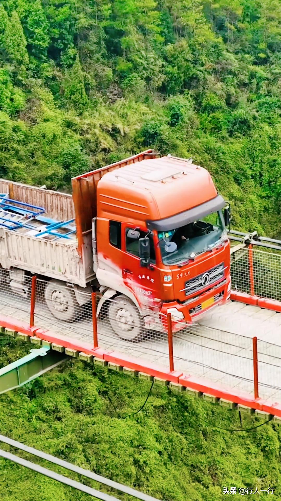 An iron cable bridge in Chongqing has no piers and no cable-stayed ...