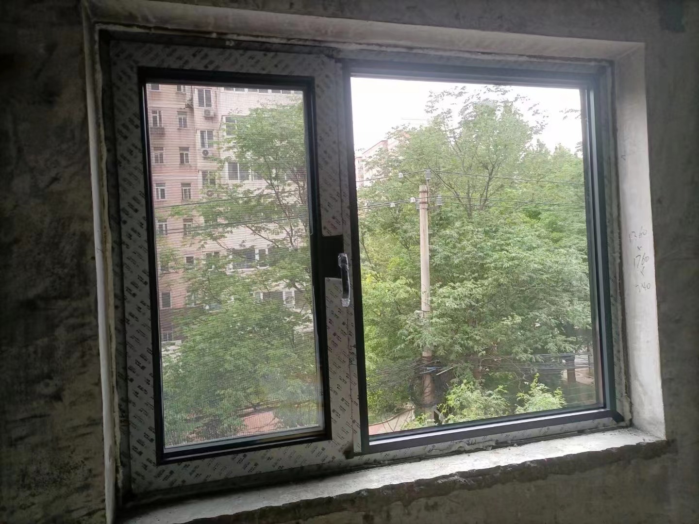 How to fix a broken window lock?What should I do if the window buckle ...