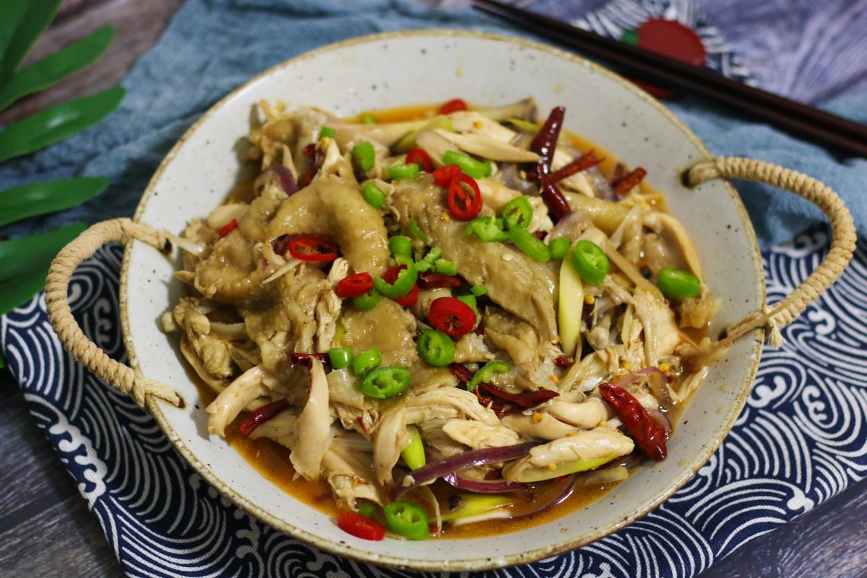 Authentic Xinjiang pepper chicken, the chicken is delicious and ...