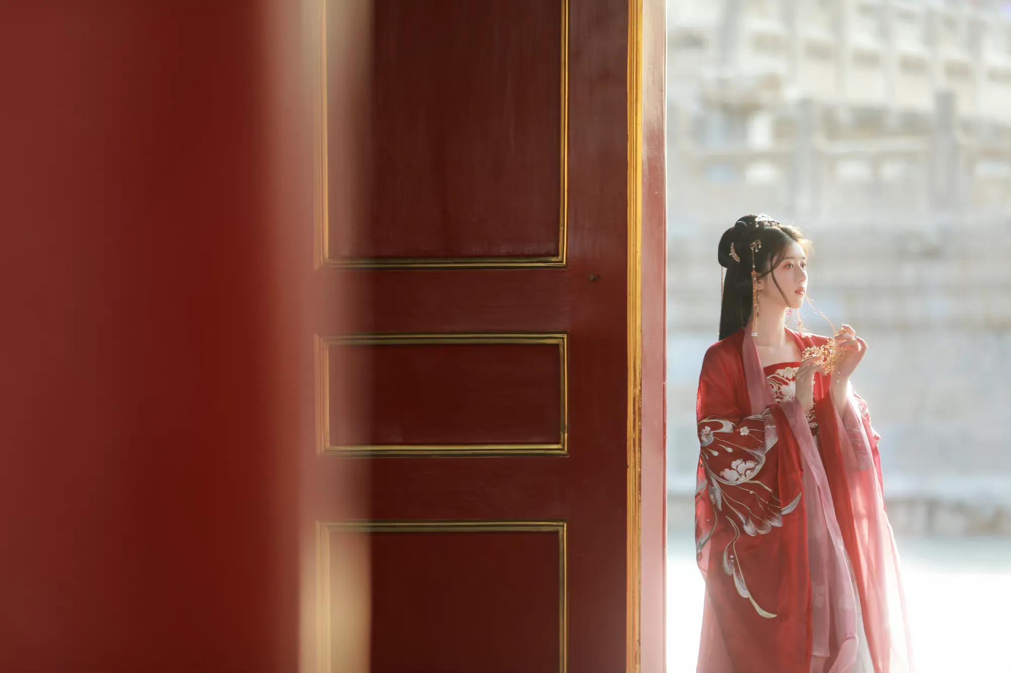 Li Kaixin's photo in red in ancient style is beautiful, but some angles ...