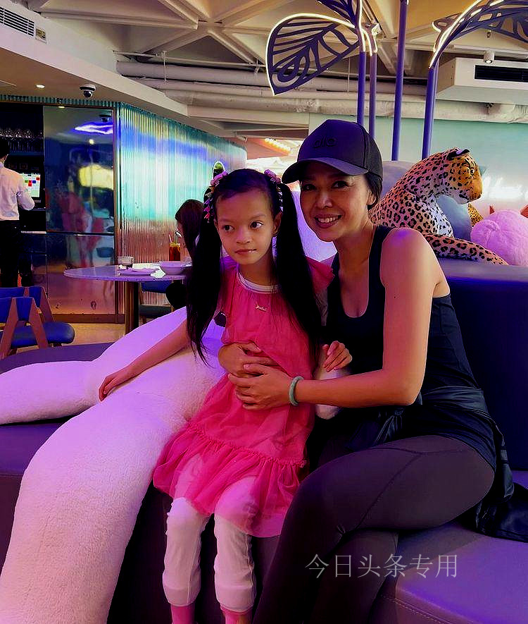 香港女星12歲罕見病女兒極速長高，打扮精緻甜美，月花數萬治療費 - 資訊咖