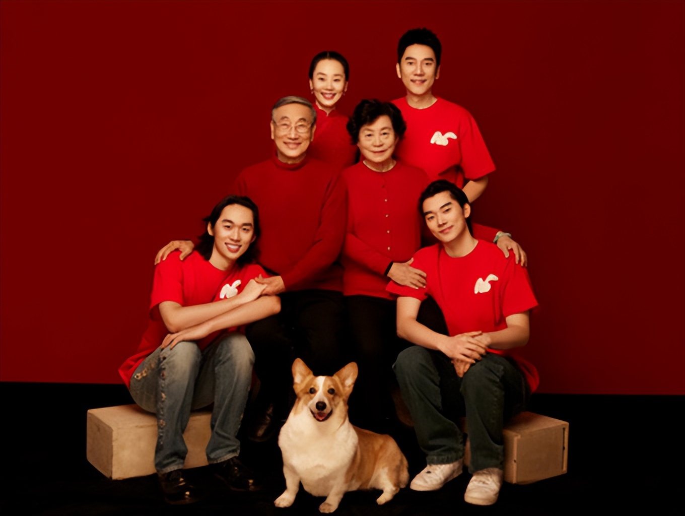 Lin Yilun posted a family photo to welcome the New Year. His second ...