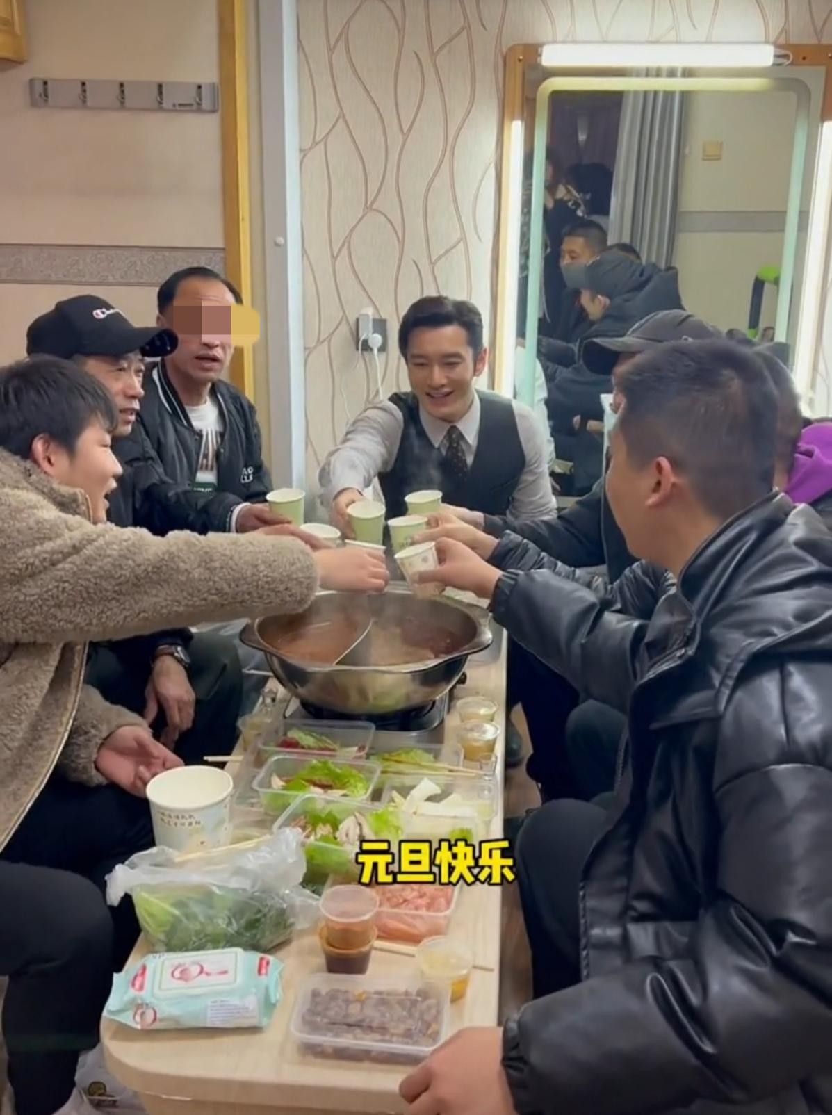 Huang Xiaoming is so generous to employees!Meals and gifts, thousands ...