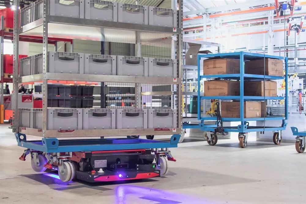 Linde C-Matic latent AGV: efficient, flexible and autonomous passage ...