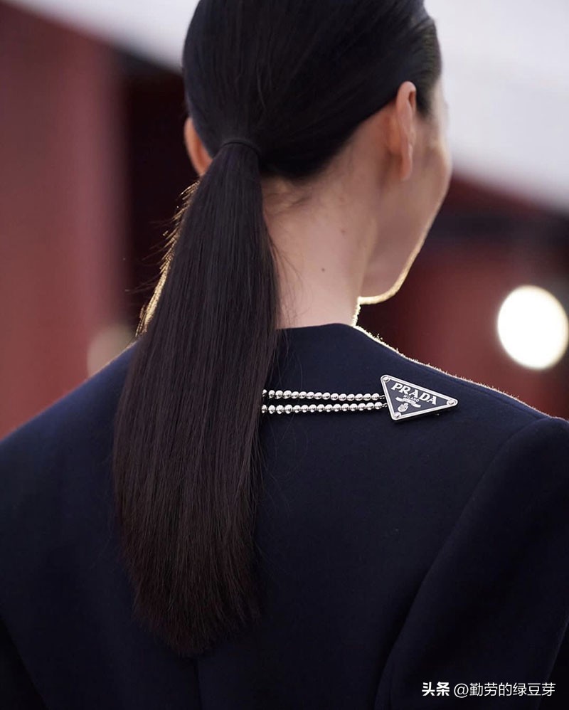 Prada is the only one that can play "flowers" with graphics and letters ...