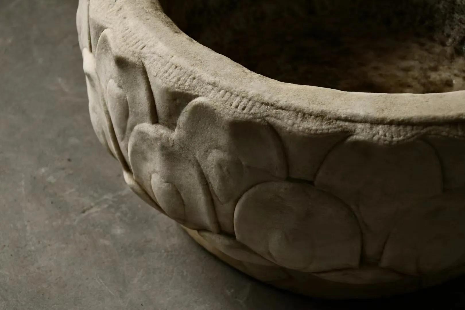 First-grade Qing lotus white jade lotus pot The lotus pot is made round ...