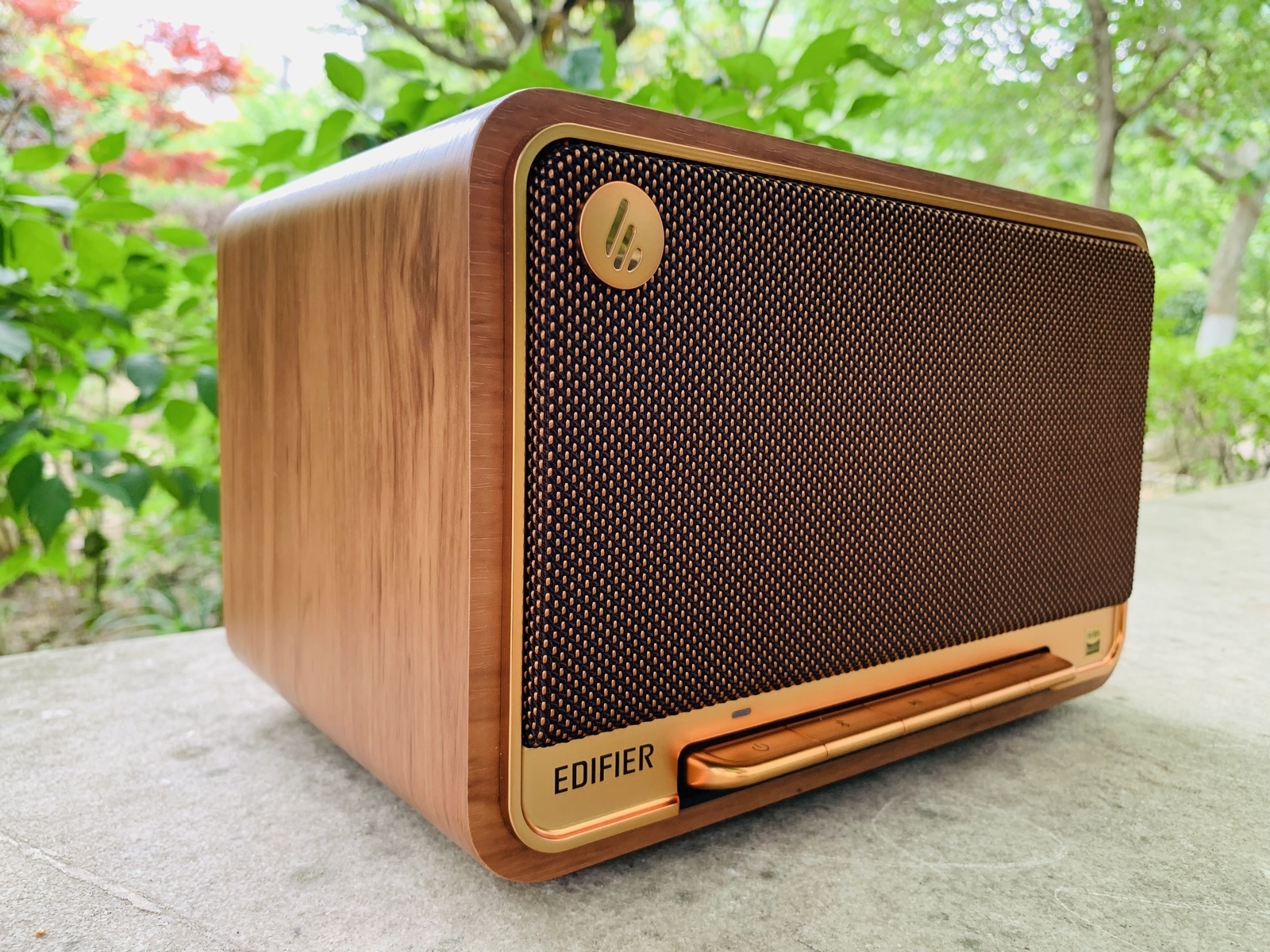 Are good-looking and good-sounding desk speakers your thing? Edifier ...