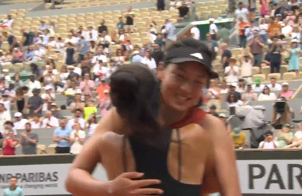 Thank you Xie Shuwei, my 16-year-old sister Wang Xinyu lifted the Grand Slam trophy for the ...