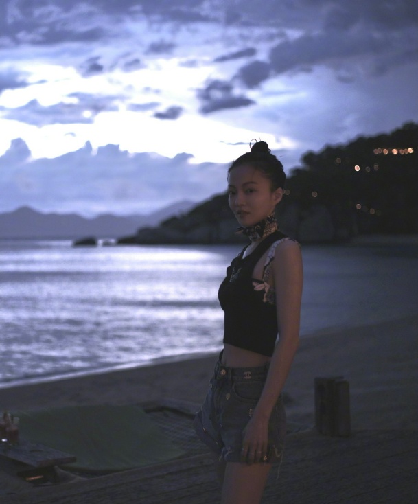 Zhang Shaohan shows off her figure!A pair of long legs are white to ...