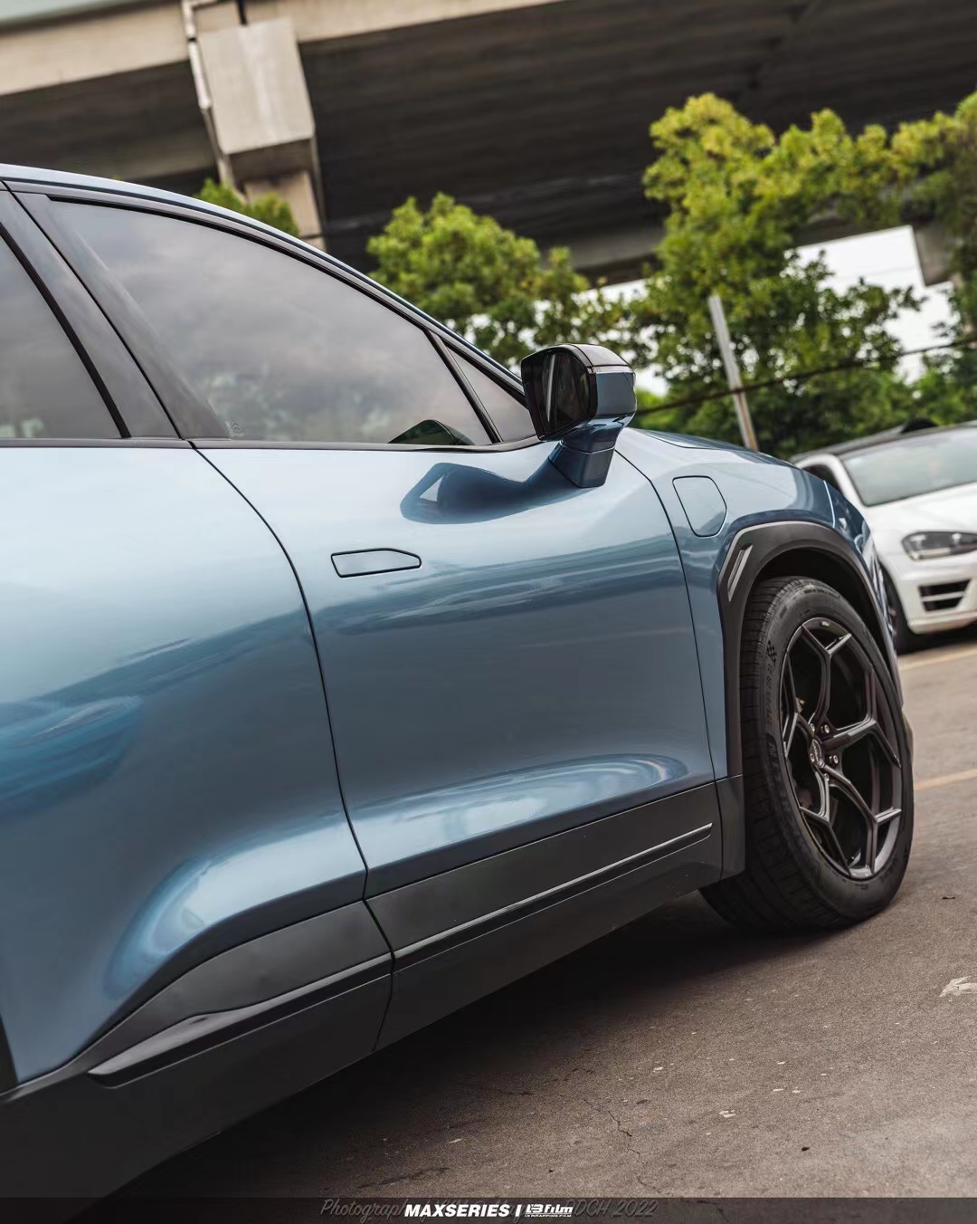 LB color changing film liquid metal Wu blue, flowing metal texture - iNEWS