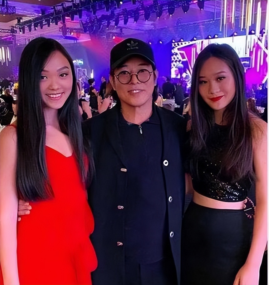 Jet Li posted a family photo, he and Li Zhi are old, and the two ...