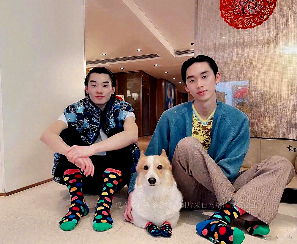 Lin Yilun posted a family photo. The four members of the family wore ...