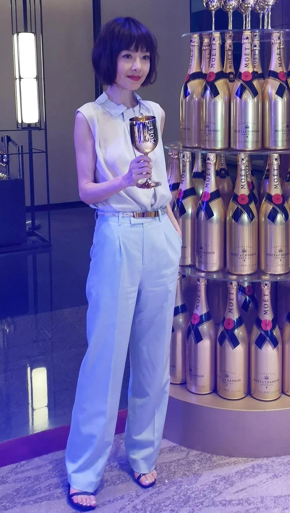 Lu Yu and Chen Yanan sit together, the 50-year-old weighs less than 80 ...