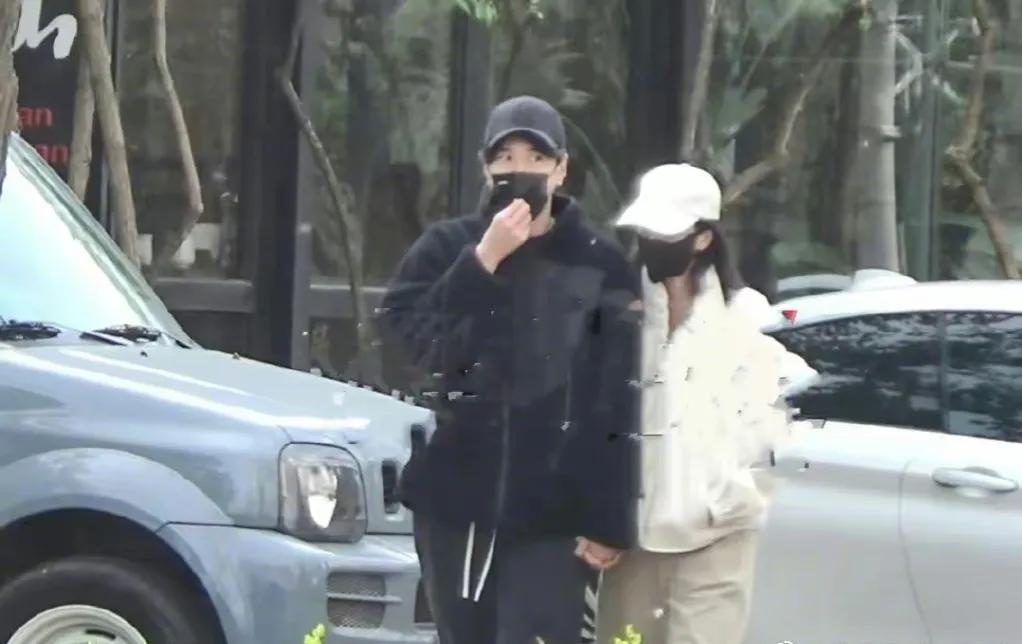 Gao Yuanyuan and Zhao Youting hold hands in shopping, eat delicious ...