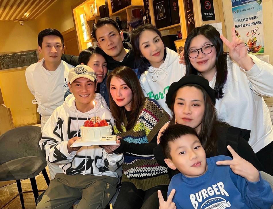 Ding Zijun took a photo to celebrate his wife's birthday and shouted ...