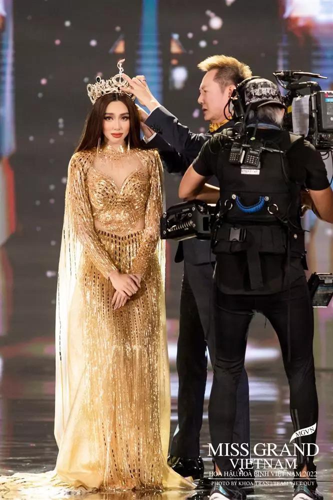 Qiao Luan's golden dress in the 2022 Miss International Finals - iNEWS