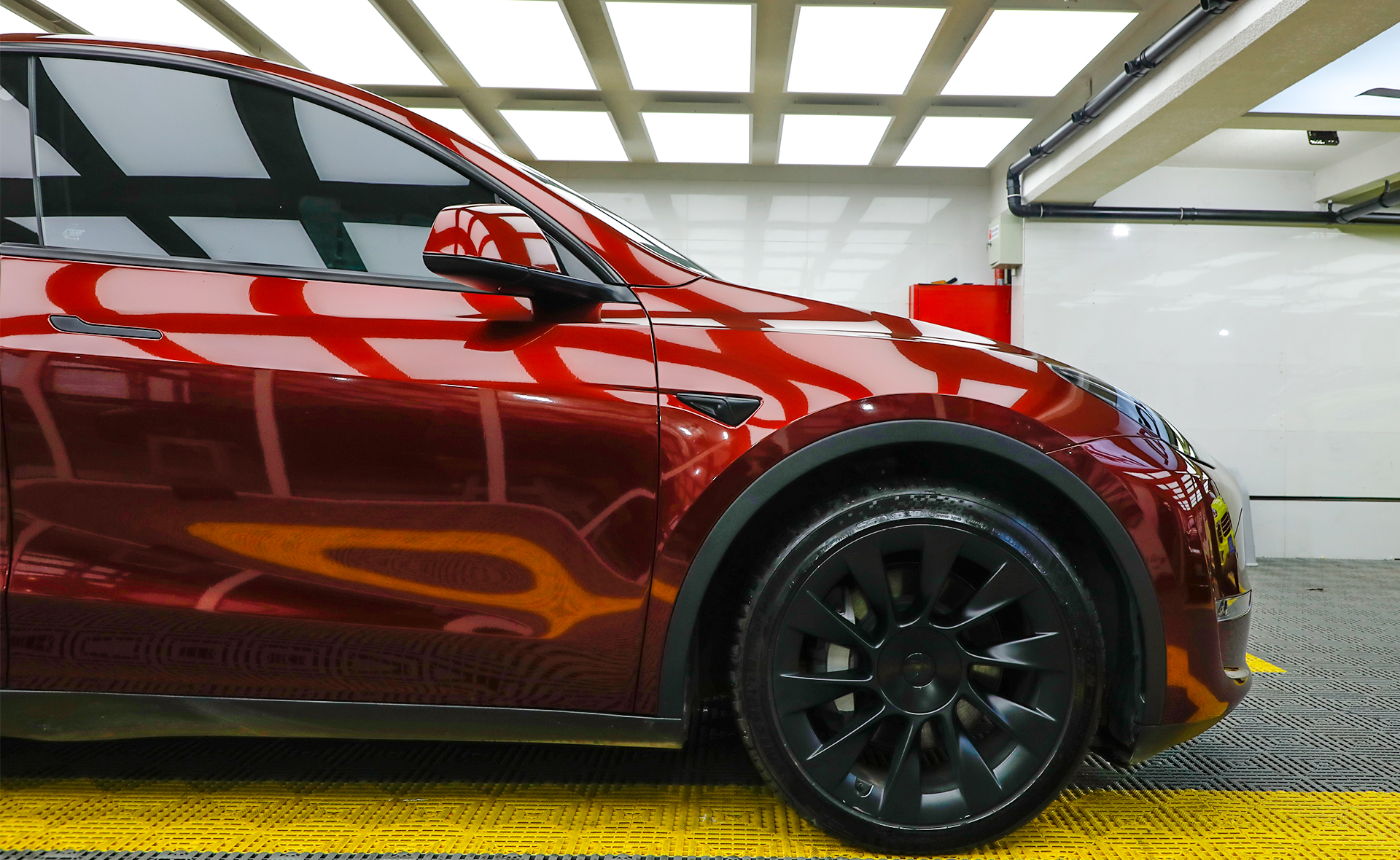 Tesla Model Y changed color to liquid metal dragon blood red, a color ...