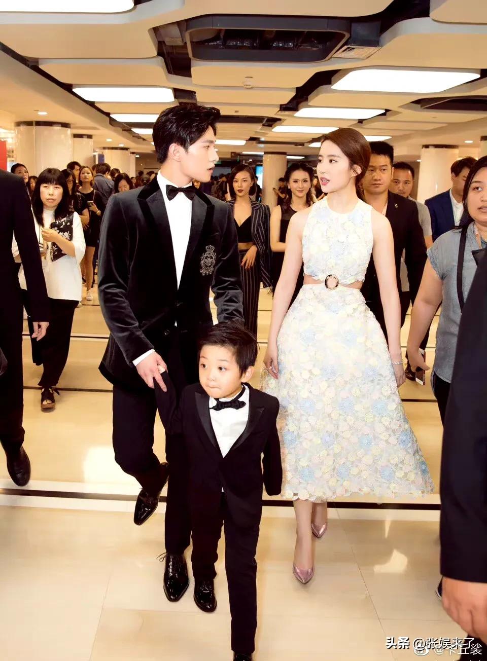 Yang Yang and Liu Yifei took a group photo in 2015 VS2023, when do you ...
