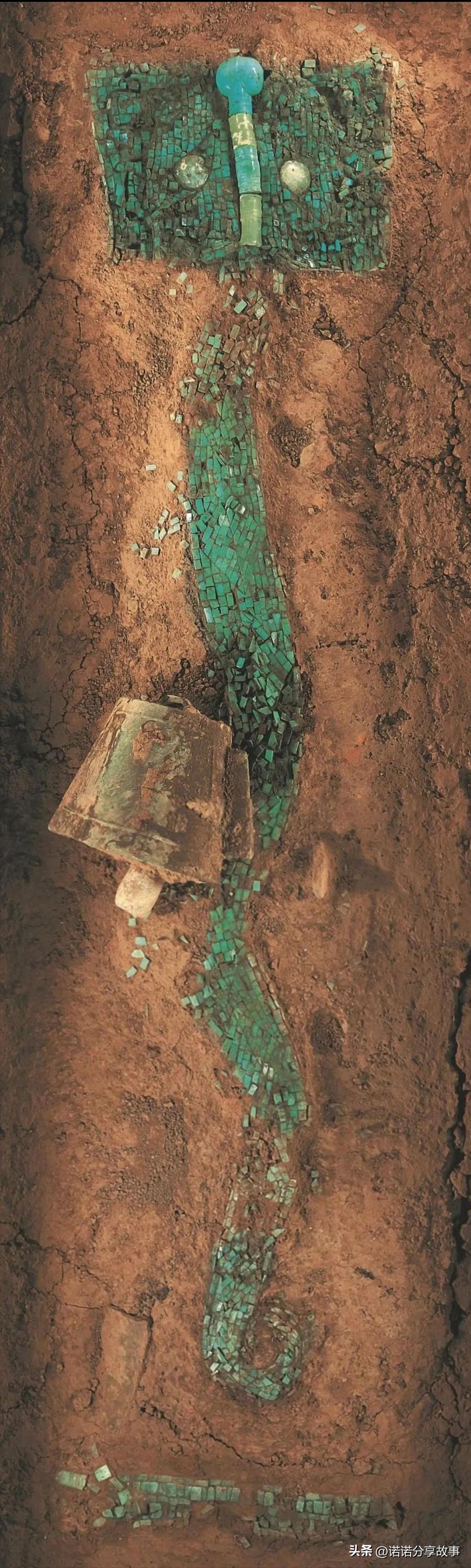 The "turquoise dragon-shaped vessel" unearthed from the Erlitou site is ...