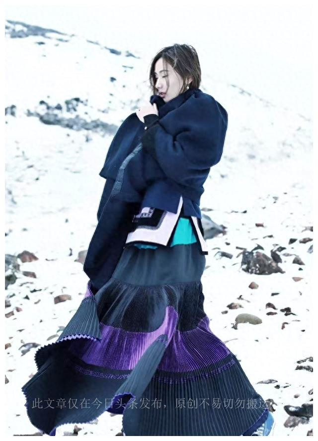 17-year-old Li Yan and Haiha Jinxi went shopping, wearing vests to show ...