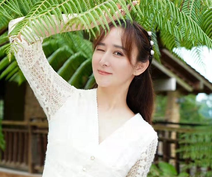 43-year-old Hu Jing appeared at a roadside food stall, hanging out with ...