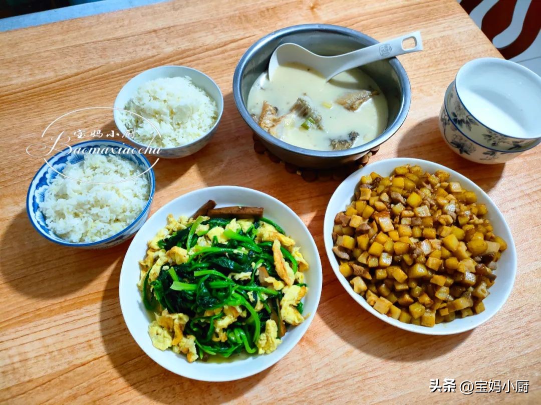 Dinner for a family of four, 2 dishes and 1 soup, home-cooked and ...