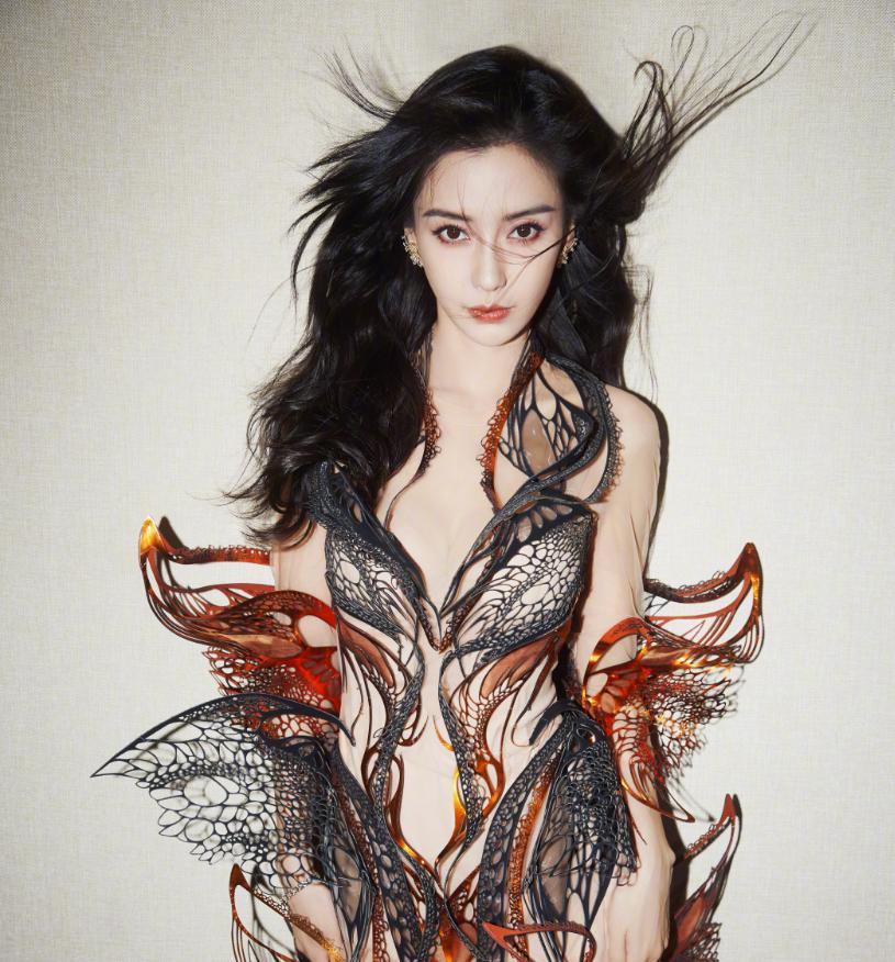 Fengshen! Yang Ying's bazaar style explodes, like a goddess of war coming out of a crater, more ...