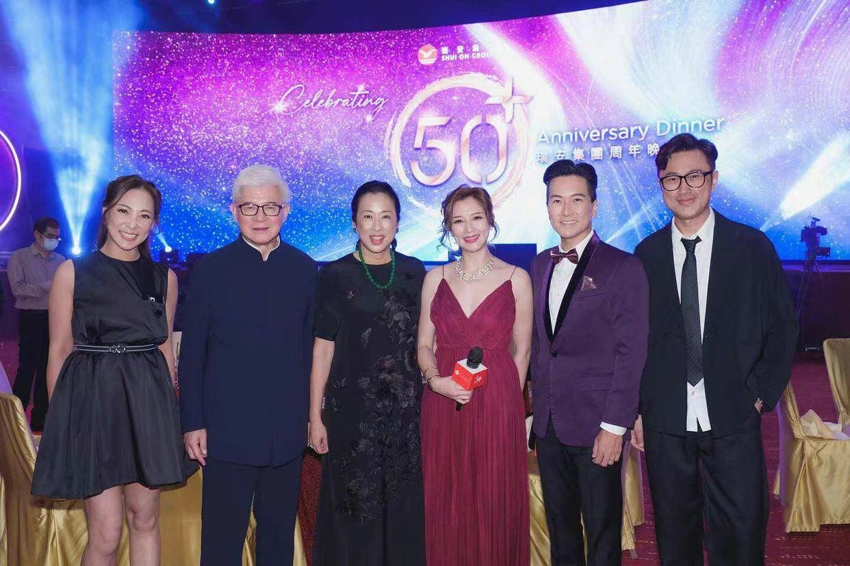 Zhu Lingling and her husband attended the event, wearing jewelry worth ...