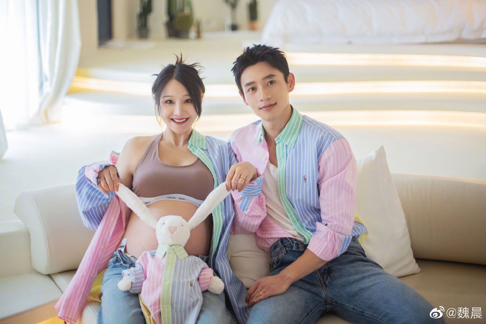 37-year-old Wei Chen announces that he will be a father, posting photos of the couple during ...
