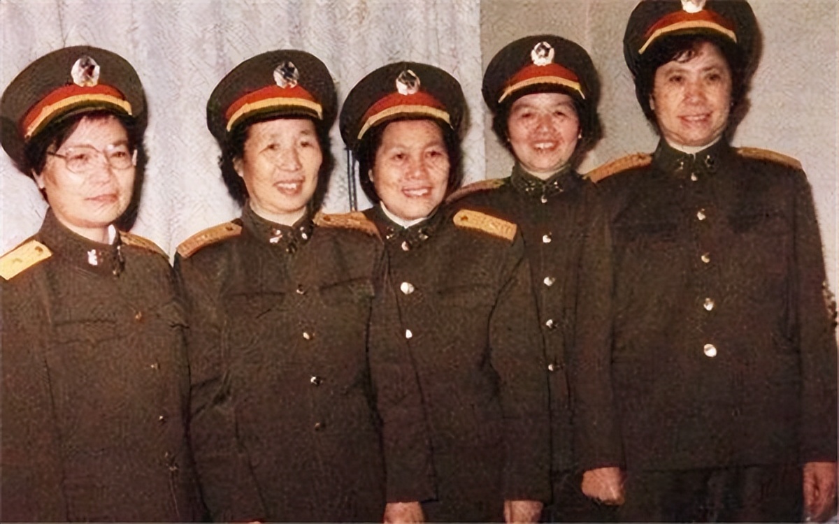 Li Zhen: From a child bride to become the first female general in New ...