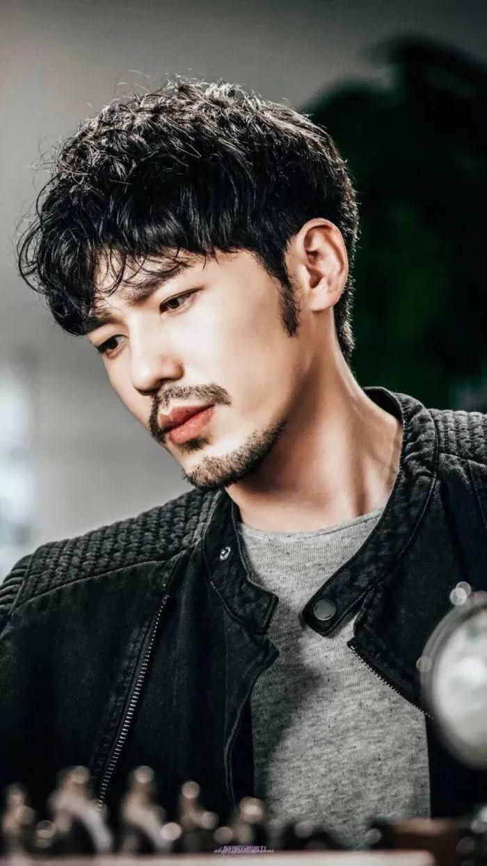Male stars with beards = plastic surgery?Or disfigured? - iNEWS