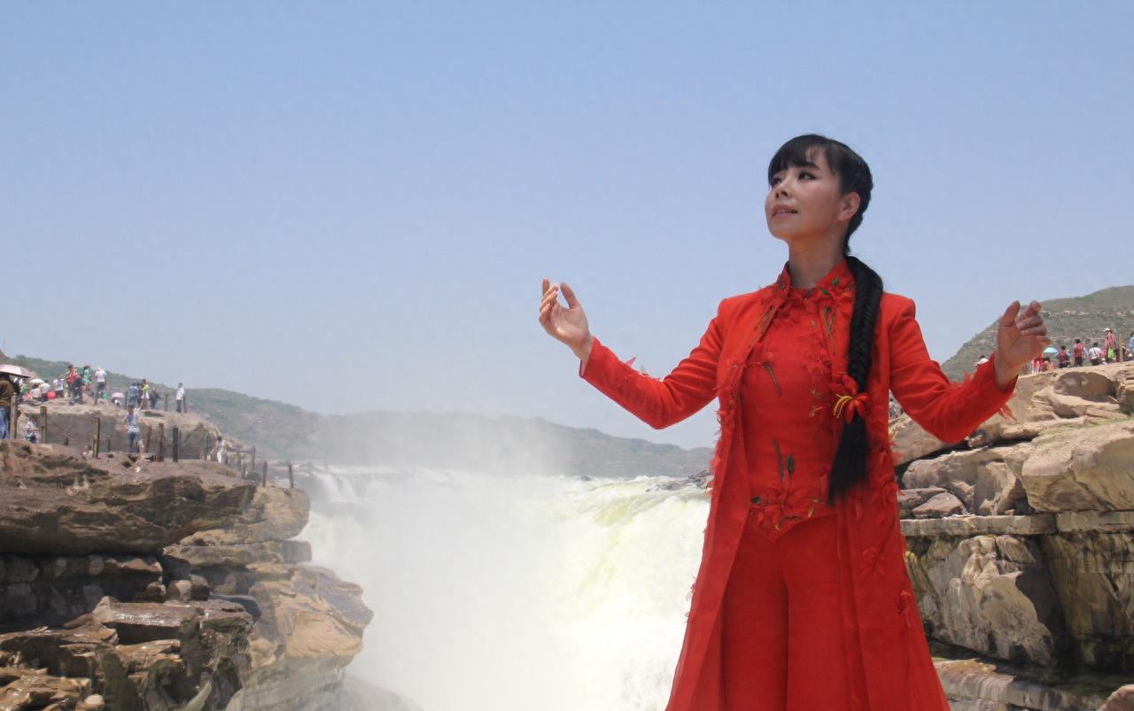 Famous singer Wang Erni: She earns one million a year but is married to ...