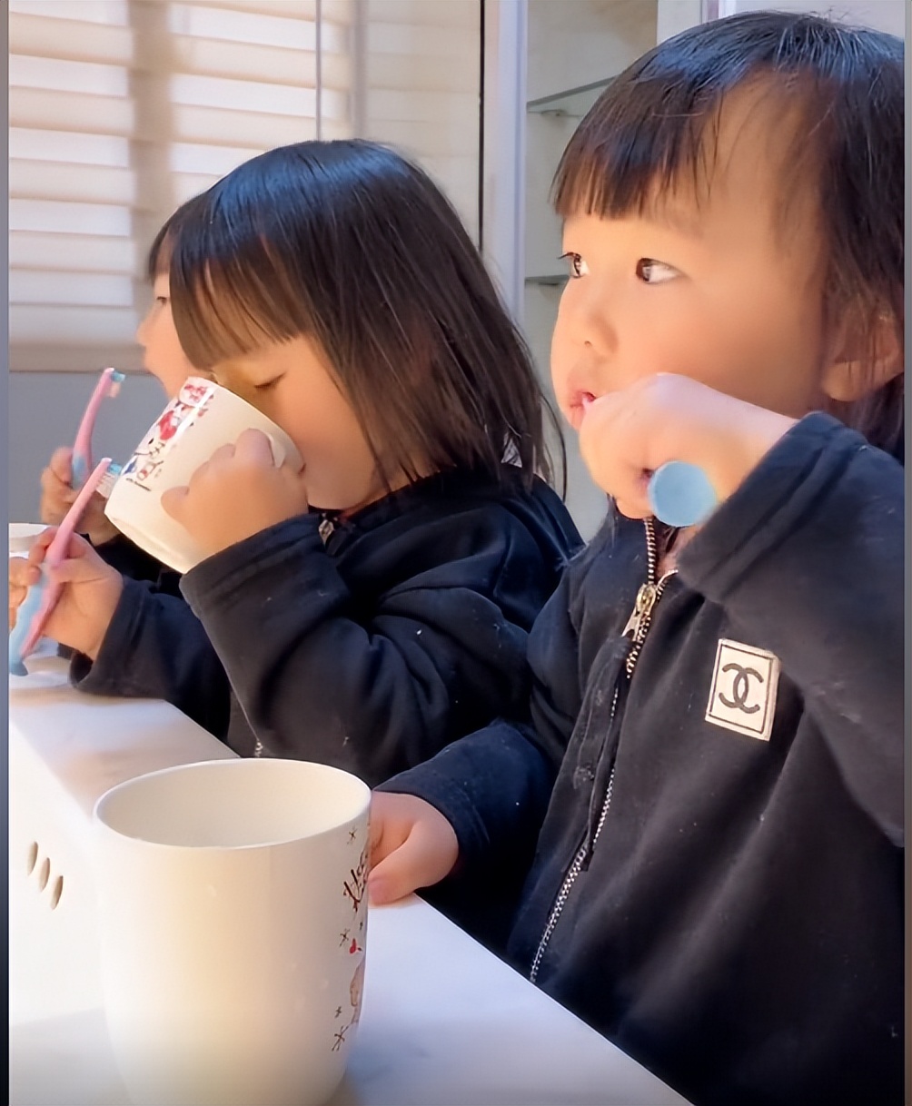 The three daughters of the Hu family: the "most harmonious" triplets on ...