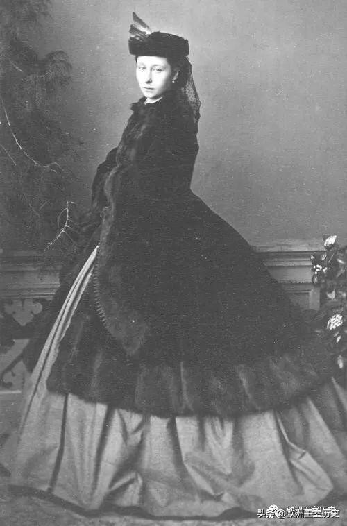 Princess Alice of the United Kingdom: the princess covered by the light ...