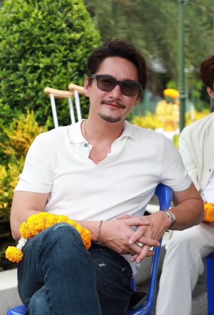 Suffering from illness—Thai star Ananda said that she needs to do leg ...