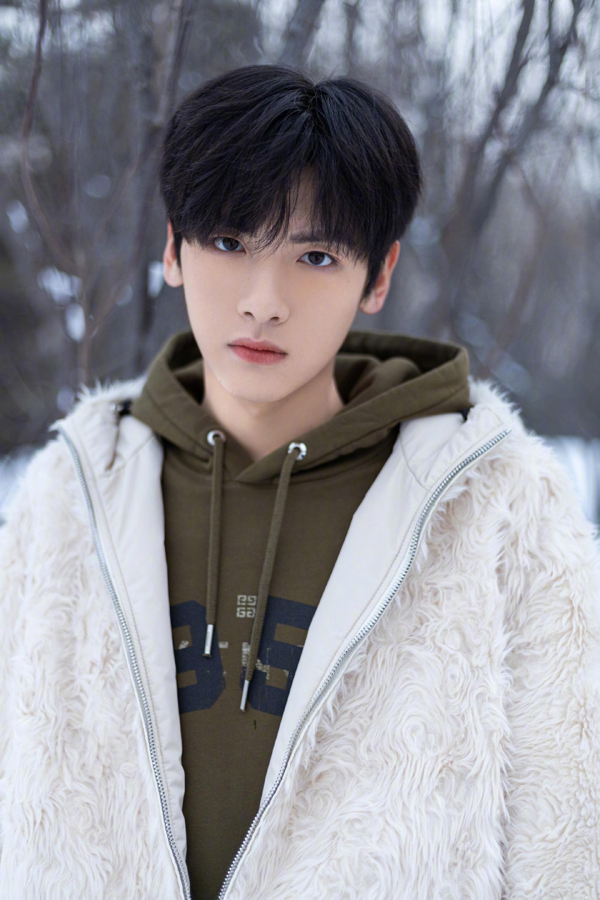 Zhai Xiaowen, a member of the R1SE boy group, was photographed holding hands with a girl. The ...