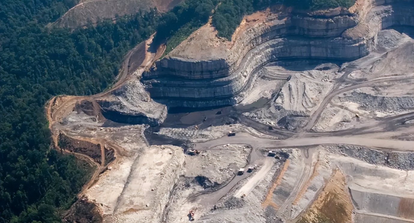 The coal seam is 1 kilometer thick and extends for thousands of ...
