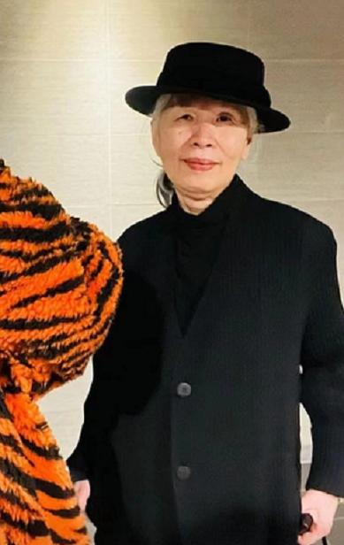 Jay Chou took a handsome photo with his mother!Wearing bright orange ...