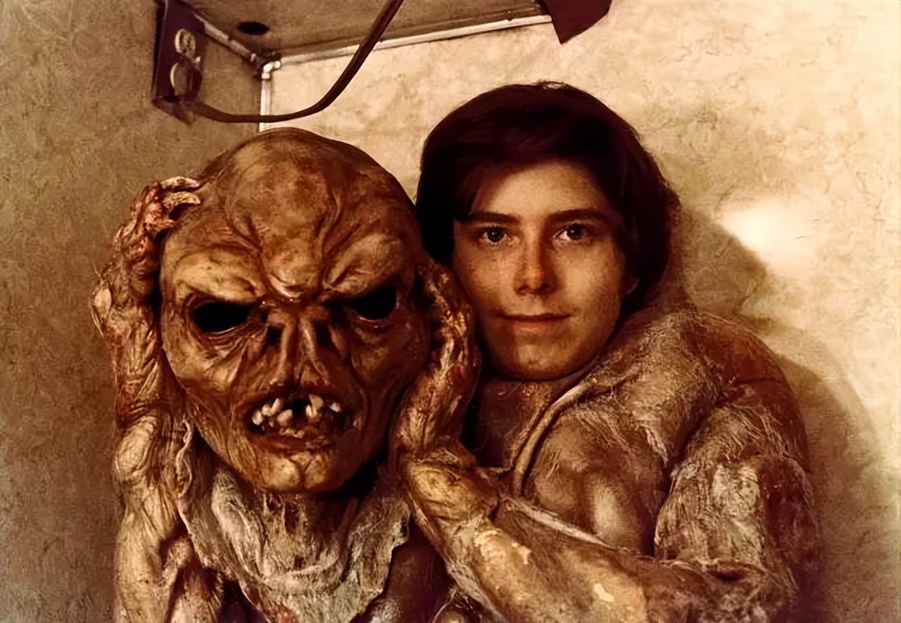 Under the handsome boy's skin is a corpse-eating monster! (Don't watch ...