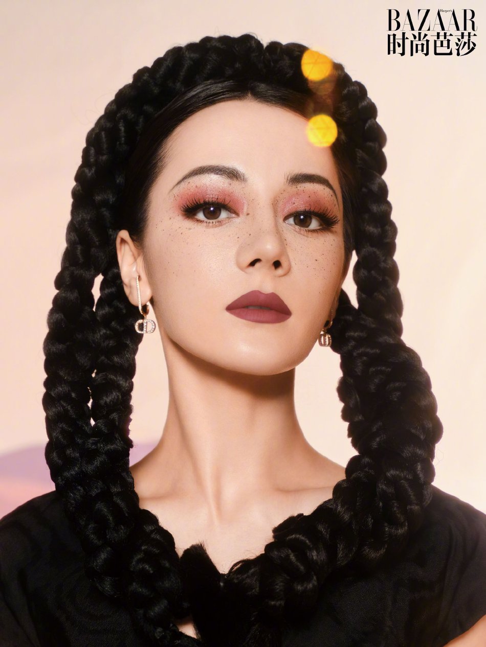 Di Lieba's latest photo with freckles and eye-catching makeup - iNEWS