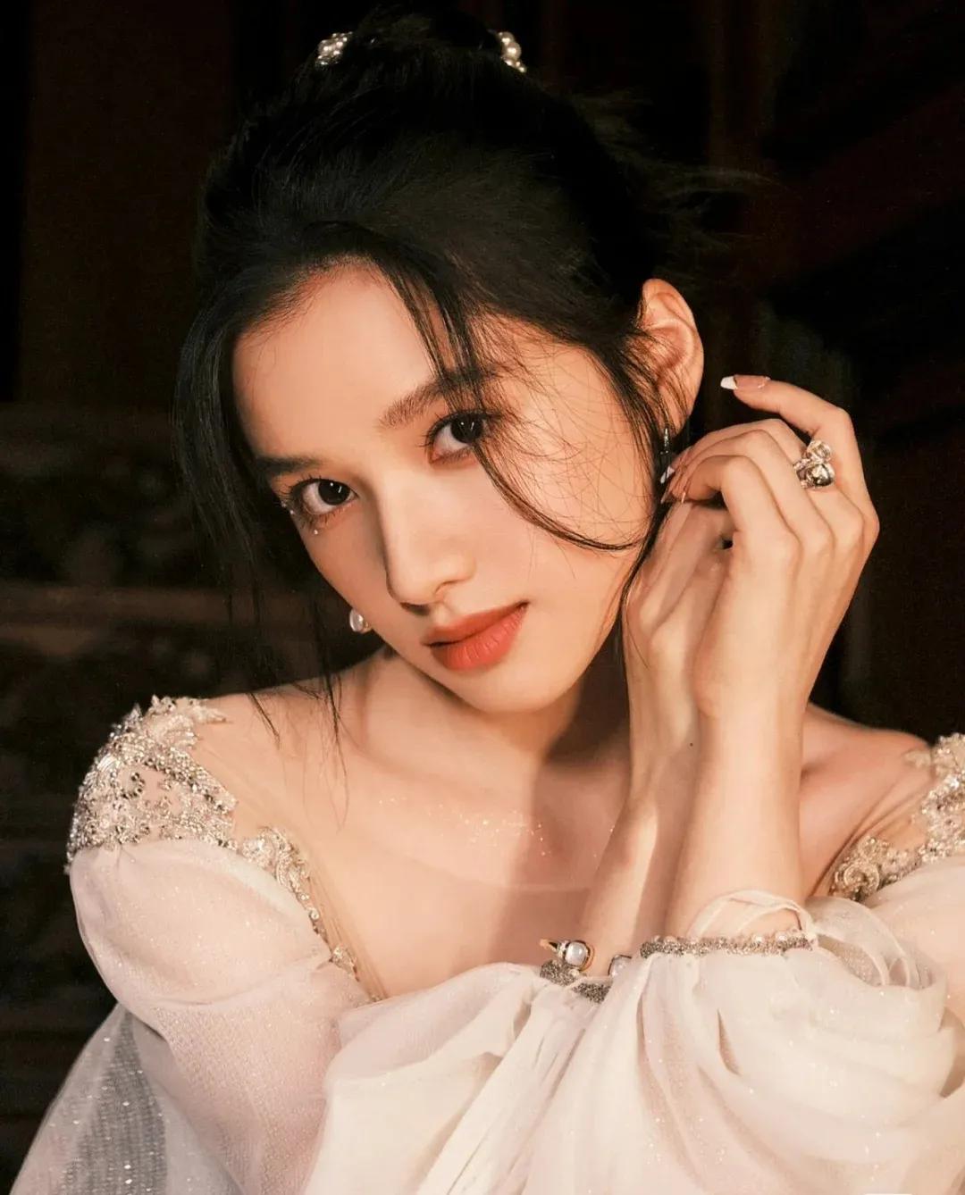 Zhang Jingyi's beautiful photos - iNEWS