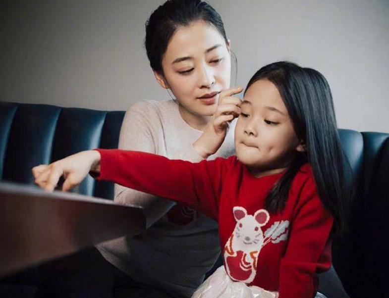 Mei Ting and her husband Han are in the same frame and support their son's drama performances ...